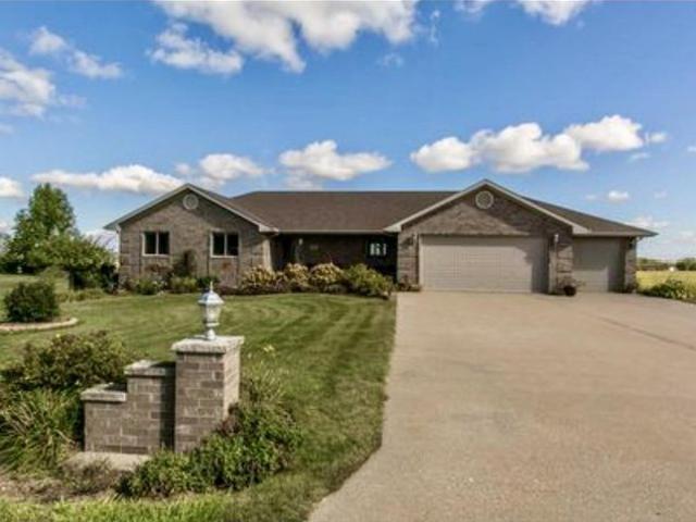 8423 Southern Hills Ct, Dubuque, IA 52003