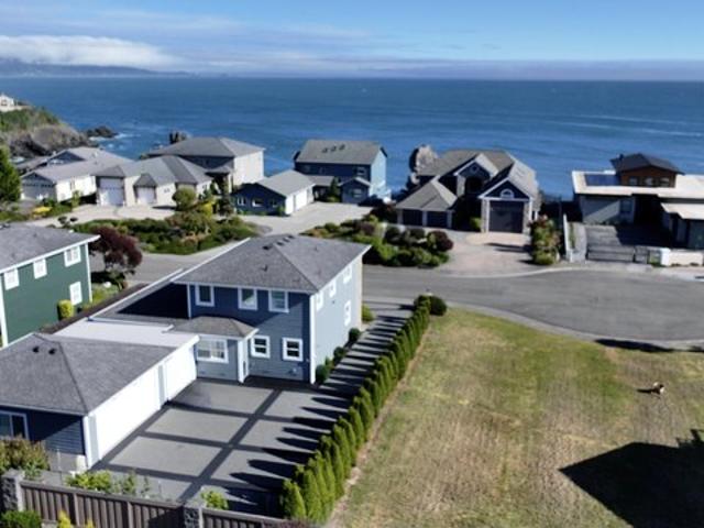842 Chetco Point Ter, Brookings, OR 97415