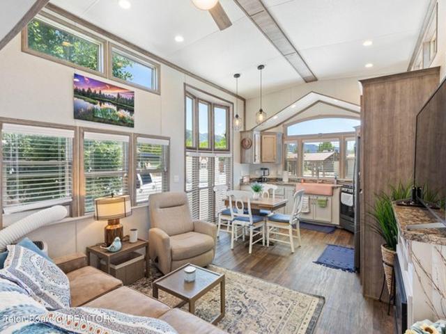 842 Buckboard Dr, Thayne, WY 83127
