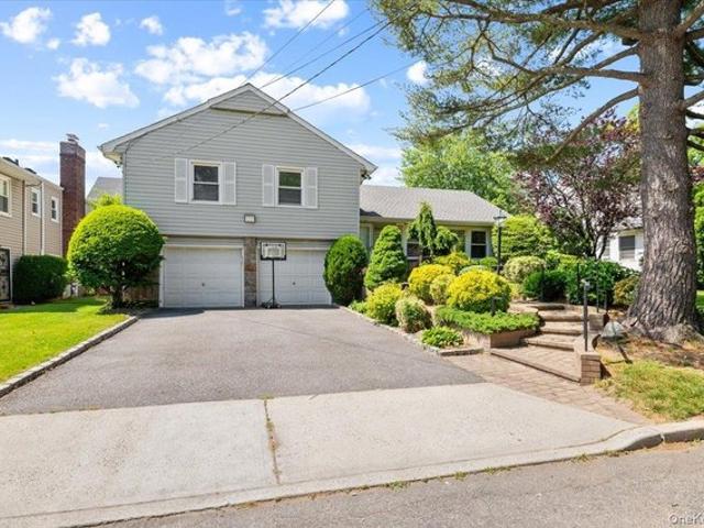 842 Fiske St, Woodmere, NY 11598