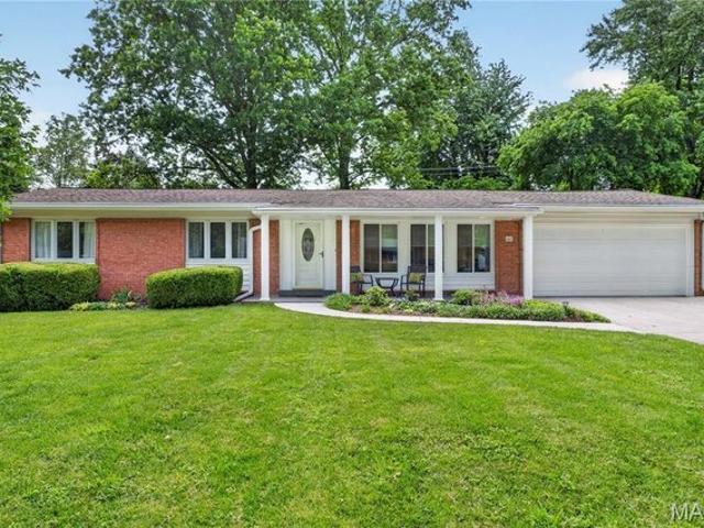 842 Lesparre Dr, Creve Coeur, MO 63141