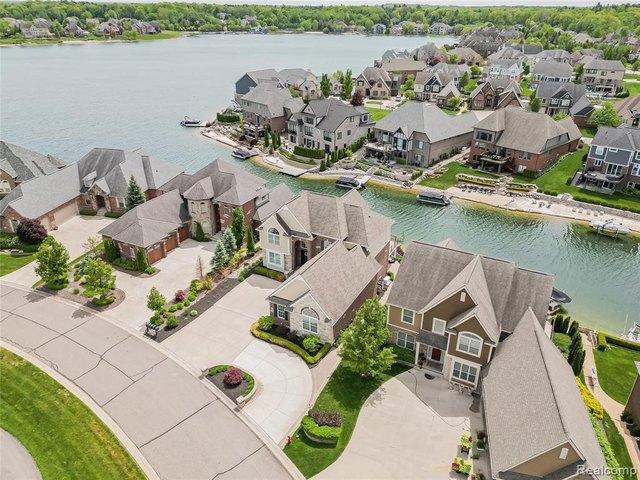 8439 Boulder Shores Dr, Green Oak Township, MI 48178