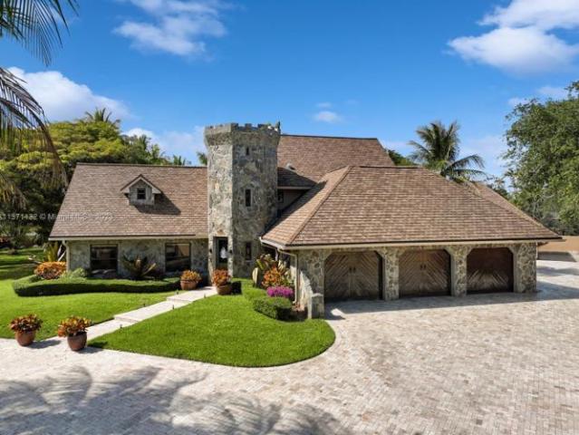 8445 182nd Ter SW, Palmetto Bay, FL 33157