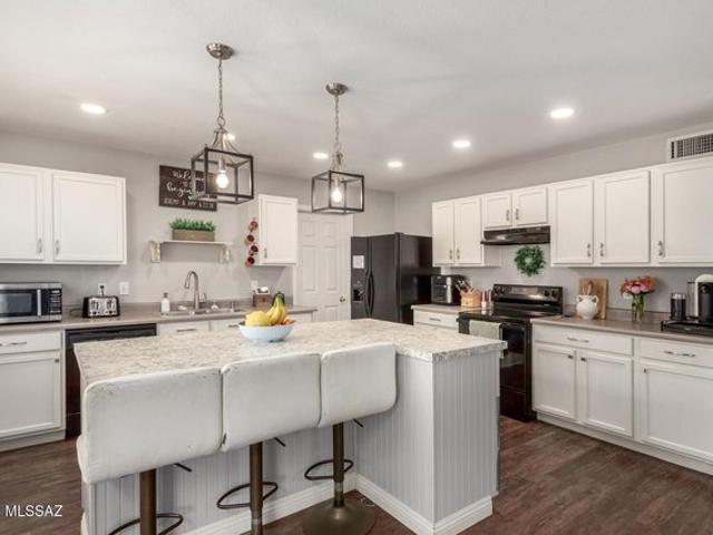 8449 E Hodgman Pl, Tucson, AZ 85747