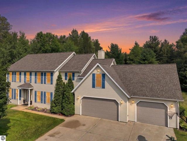 8443 Valley Forge Dr, Cadillac, MI 49601