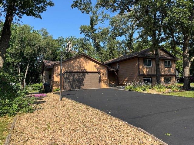 8454 Pleasant View Dr, Mounds View, MN 55112
