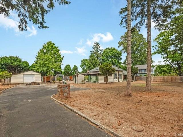 845 Karshick St, Bohemia, NY 11716