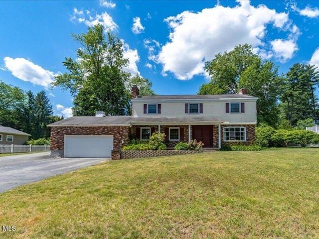 845 Northumberland Dr, Niskayuna, NY 12309