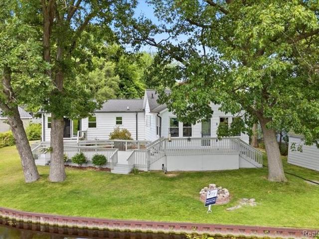 845 S Lakeside Dr, Leoni Township, MI 49254