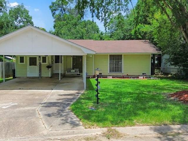 845 Singapore Dr, Wake Village, TX 75501