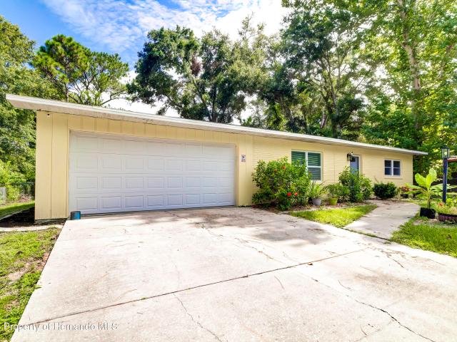 8467 W Doe Ln, Homosassa, FL 34448 | MLS #HC2240 | Compass