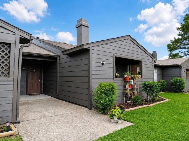 8472 Glen Meadow Ln, Beaumont, TX 77706