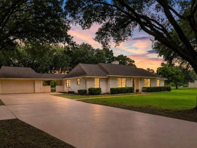 8485 Moravian Dr, Sealy, TX 77474