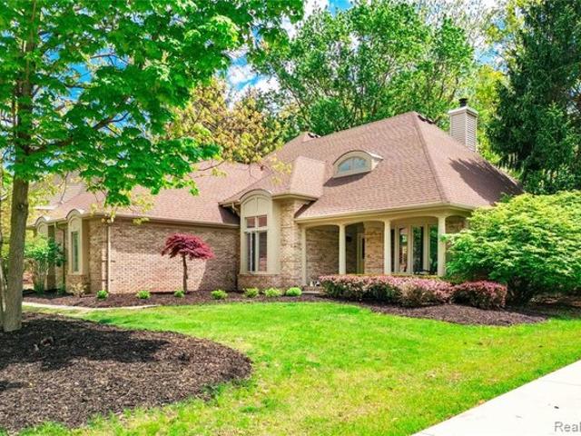 8487 Sherwood Dr, Grosse Ile, MI 48138