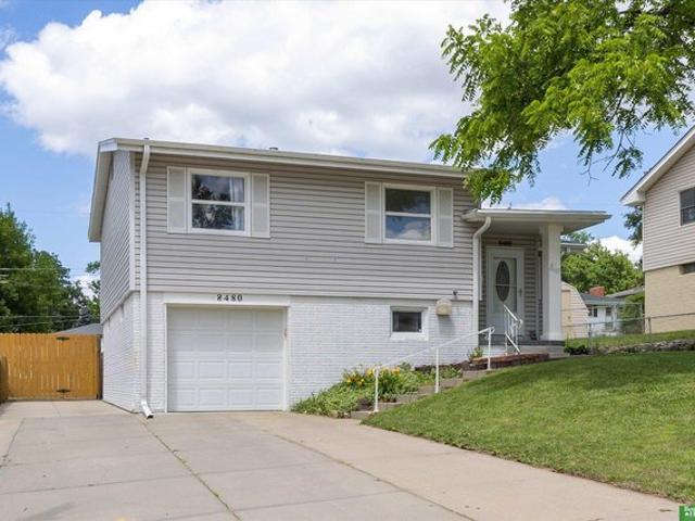 8480 Lakeview Dr, Omaha, NE 68127
