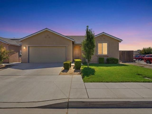 8482 15th St, Parlier, CA 93648