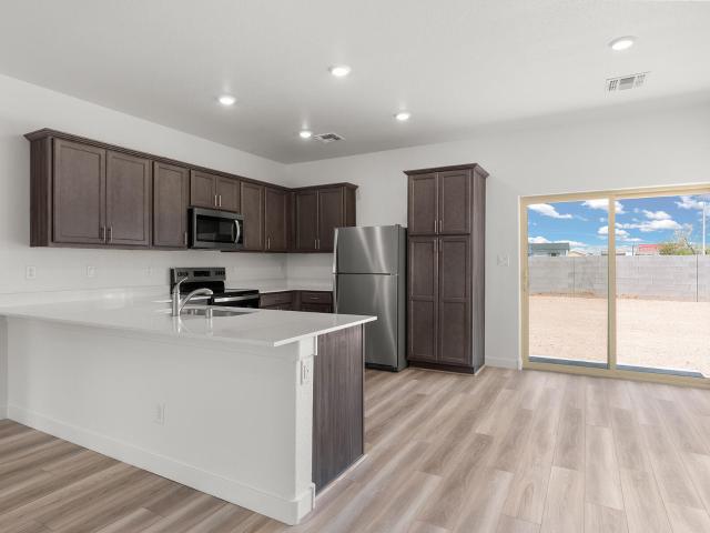 848 Calle de las Rosas SW