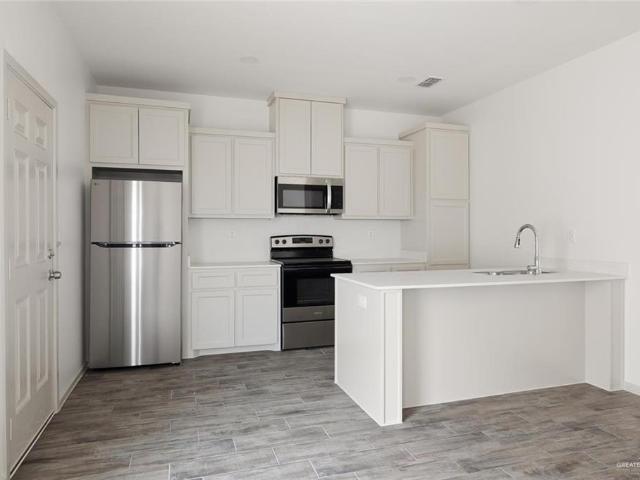 848 Deluxe Street 4