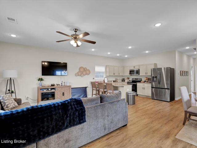 848 Rosemary Ln