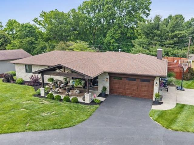 8490 Hilltop Ln, Martinsville, IN 46151