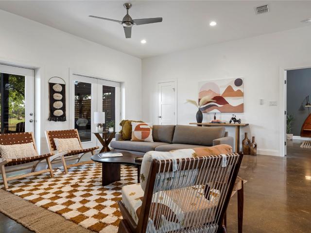 849 W Live Oak St