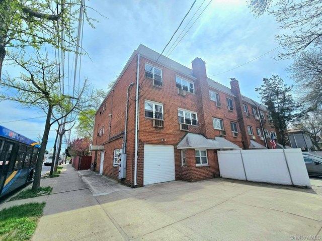 84 01 th St, Floral Park, NY 11001