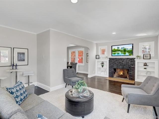 84 Wellington St, Hempstead, NY 11550