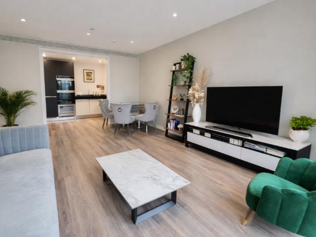 84 Alie Street, London E1 2 bed apartment to rent £4,600 pcm £1,062 pw