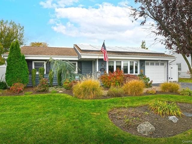 84 Bruce Ave, Hicksville, NY 11801