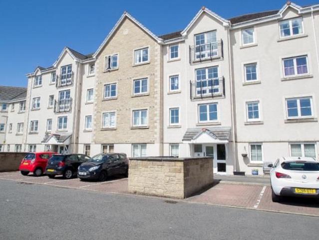 84 Bruce Gardens, Dunfermline KY11, 2 bed flat to rent, £900 pcm | PrimeLocation