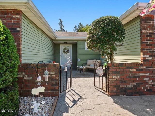 84 Everest Drive S