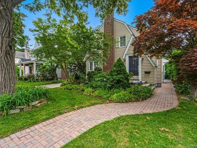 84 Fernwood Ter, Garden City, NY 11530