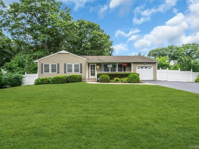 84 Juniper Ave, Ronkonkoma, NY 11779
