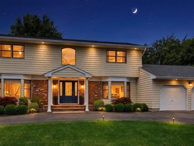 84 Meadow Glen Rd, Northport, NY 11768