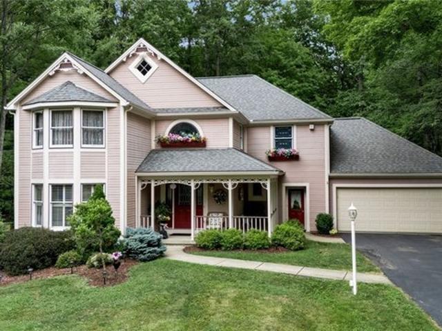 84 Middlebury Rd, Orchard Park, NY 14127
