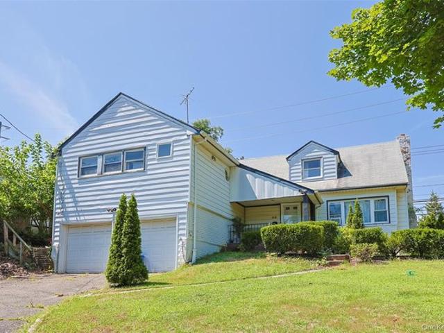 84 Middleneck Rd, Roslyn, NY 11576