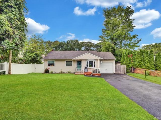 84 Palm Rd, Rocky Point, NY 11778