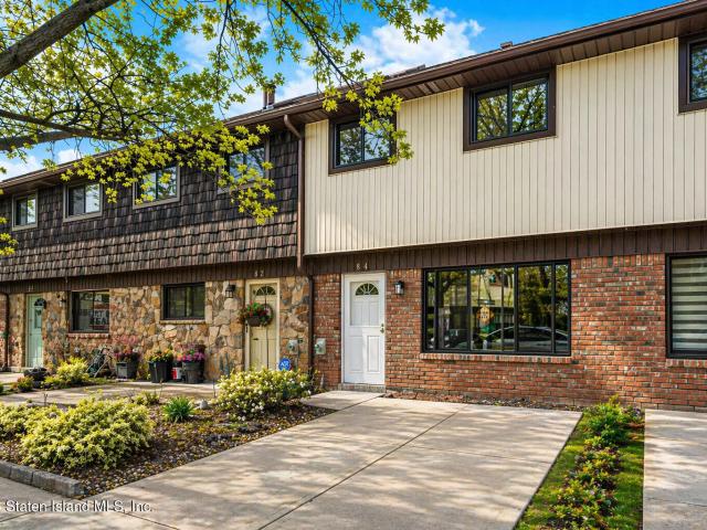 84 Rolling Hill Green | Compass