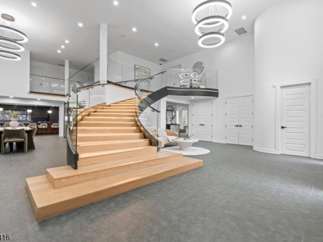 84 Shrewsbury Dr