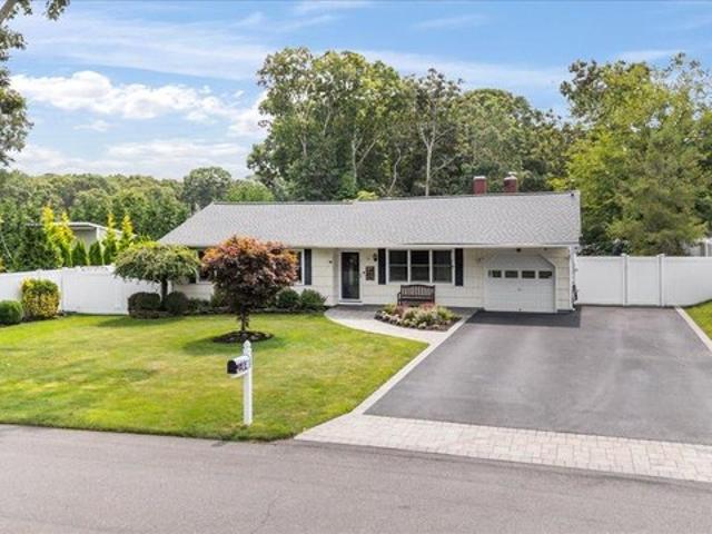 84 Stratler Dr, Shirley, NY 11967