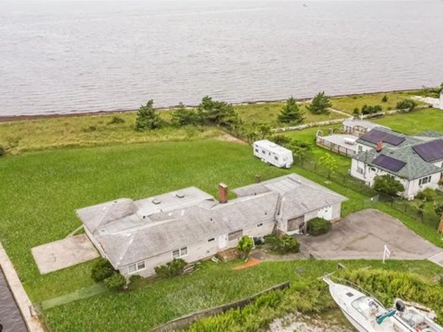 84 Sunset Ln, Patchogue, NY 11772