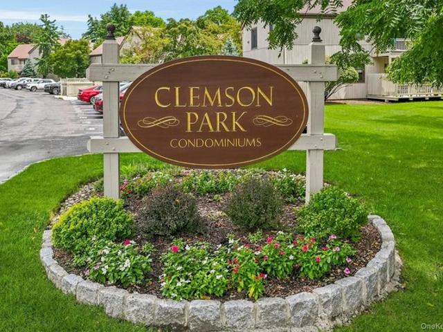 84 Sycamore Dr, Middletown, NY 10940