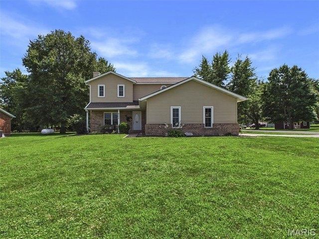 8504 Country Ln, Troy, IL 62294