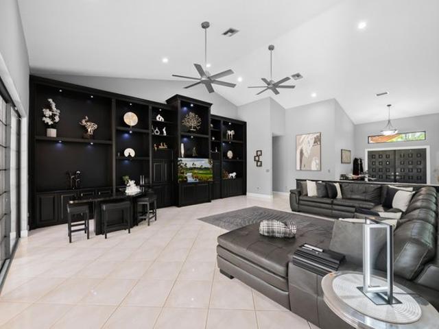 8505 NW 77th St, Tamarac, FL 33321