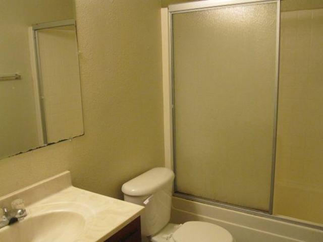 $850 / 3br Triplex 3 bedroom closed to I 5 North Stockton