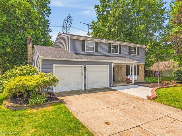 850 Berkshire Dr, Macedonia, OH 44056