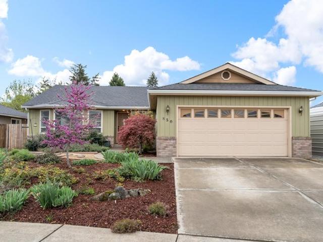 850 Forest Glen Dr, Central Point, OR 97502