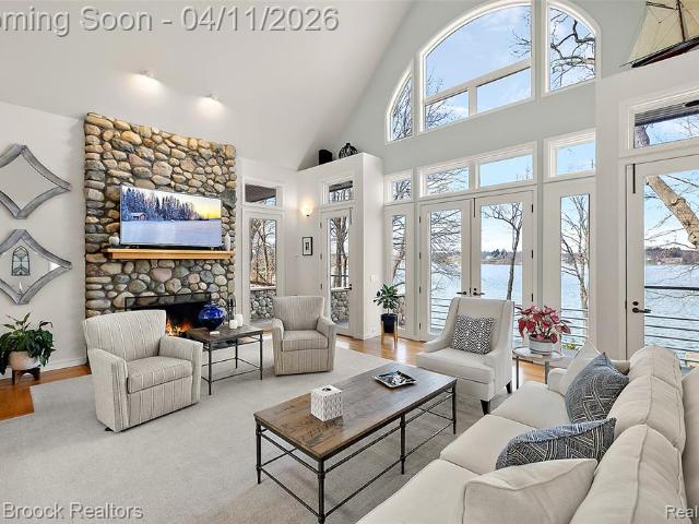 850 Lake Angelus