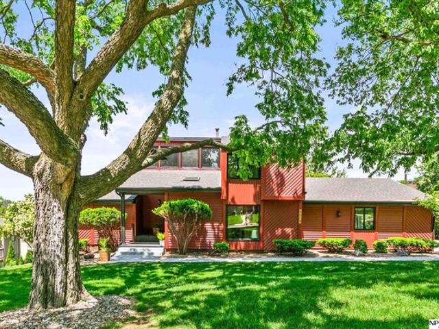 8514 Douglas St, Omaha, NE 68114