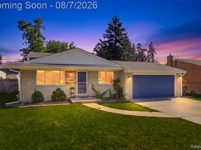 8517 Plumbrook Rd, Sterling Heights, MI 48313